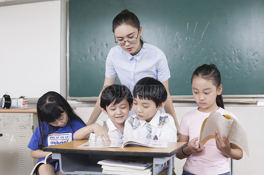 女老师和同学们在教室一起学习高清图片下载 正版图片500600652 摄图网