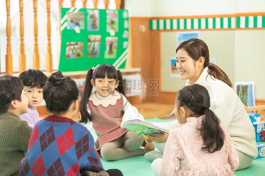 幼儿园孩子听老师讲课高清图片下载 正版图片501115112 摄图网