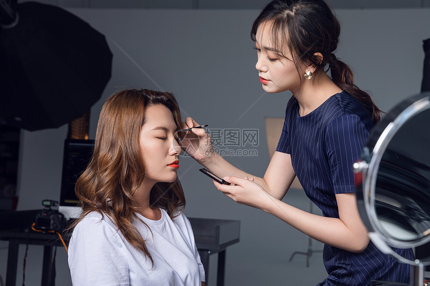化妆师给模特化妆高清图片下载 正版图片501307191 摄图网