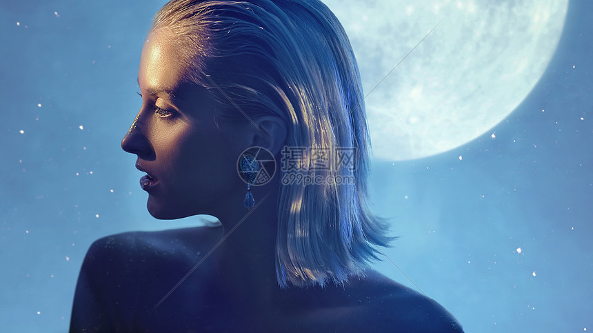 漂亮的金发女人,皮肤上有金色的灰尘高清图片下载-正版图片300021151-摄图网