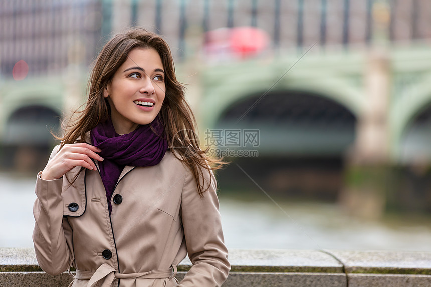 背景为英国伦敦威斯敏斯特大桥前的女孩轻女子背景为红色双层巴士高清图片下载 正版图片300142866 摄图网