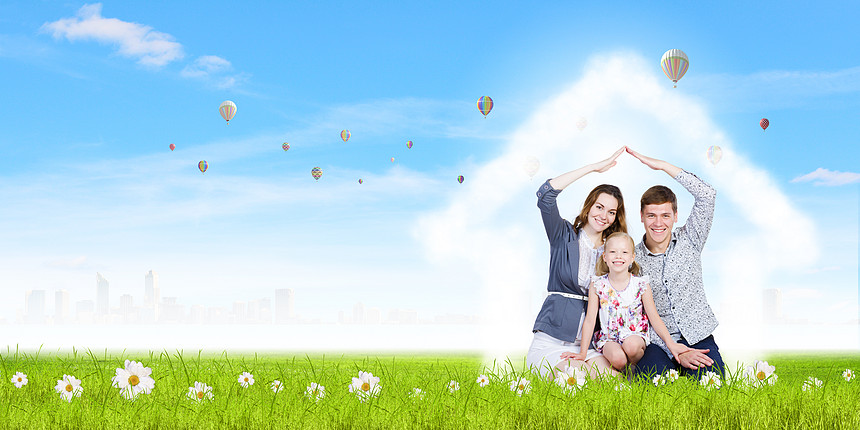 轻的家庭幸福的三口之家躺绿色的草地上高清图片下载-正版图片300189646-摄图网