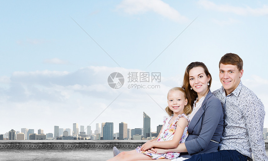 轻的家庭幸福的三口之家躺绿色的草地上高清图片下载-正版图片300205141-摄图网