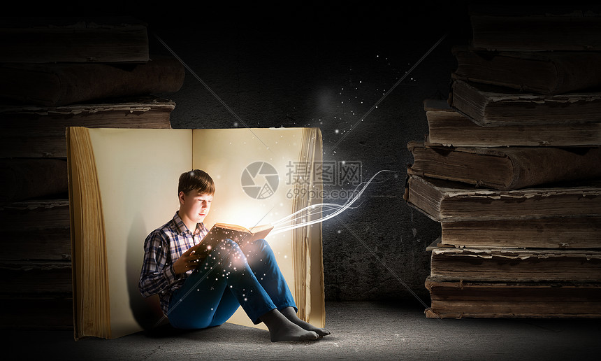 他看书十几岁的男孩穿着牛仔裤衬衫,看书高清图片下载-正版图片300207458-摄图网