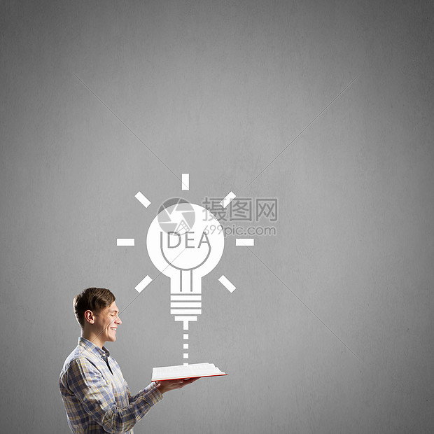 男人读红色的书轻的学生家伙手里着打开的书高清图片下载 正版图片300251701 摄图网