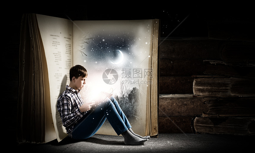 他看书十几岁的男孩穿着牛仔裤衬衫,看书高清图片下载-正版图片300278384-摄图网