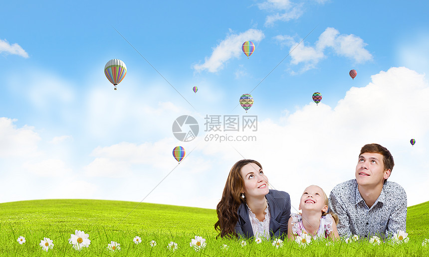 轻的家庭幸福的三口之家躺绿色的草地上高清图片下载-正版图片300302797-摄图网