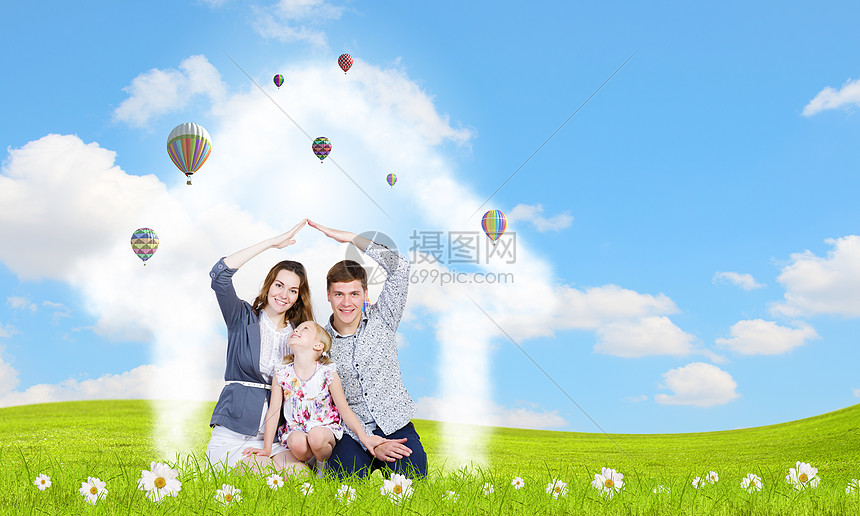 轻的家庭幸福的三口之家躺绿色的草地上高清图片下载-正版图片300316415-摄图网