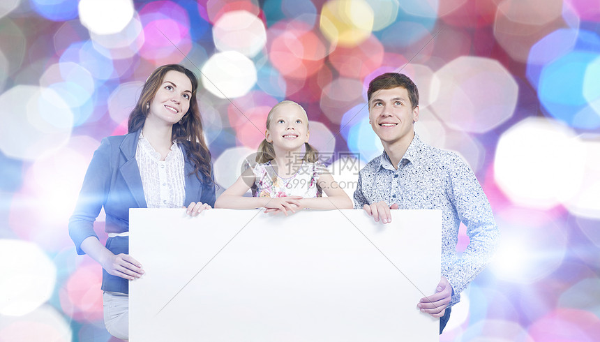 轻的家庭幸福的家三口着白色的空白横幅文字的位置高清图片下载-正版图片300321271-摄图网