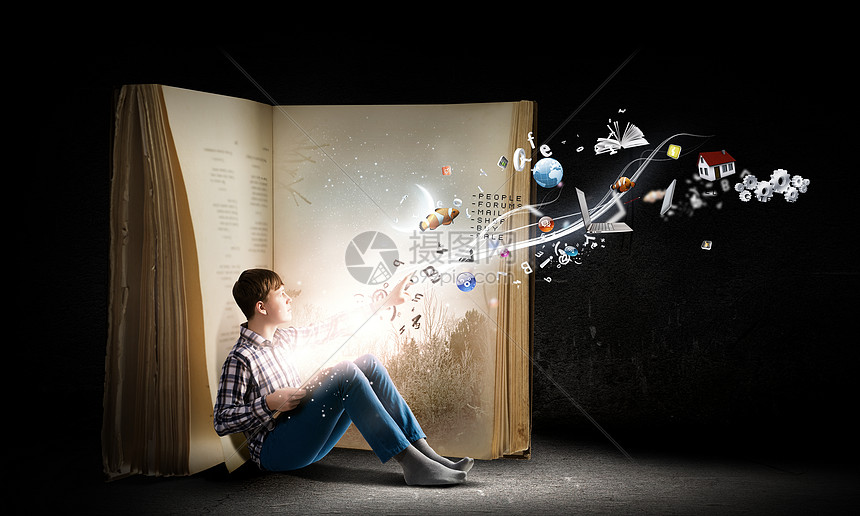 他看书十几岁的男孩穿着牛仔裤衬衫,看书高清图片下载-正版图片300325018-摄图网