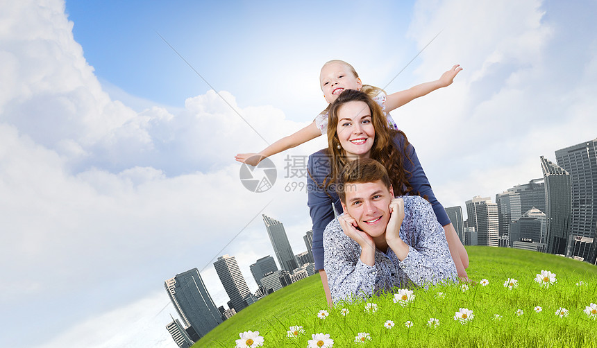 轻的家庭幸福的三口之家躺绿色的草地上高清图片下载-正版图片300350808-摄图网