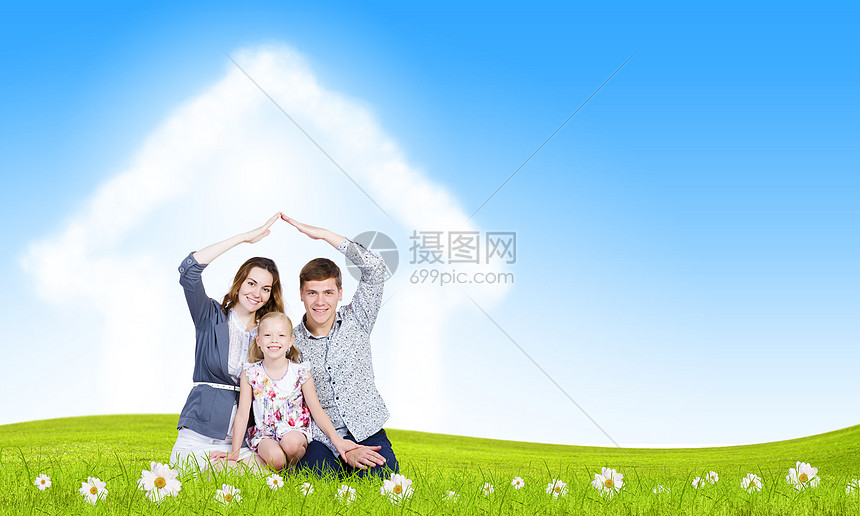 轻的家庭幸福的三口之家躺绿色的草地上高清图片下载-正版图片300358615-摄图网