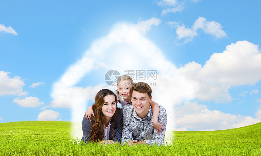 轻的家庭幸福的三口之家躺绿色的草地上高清图片下载-正版图片300493505-摄图网