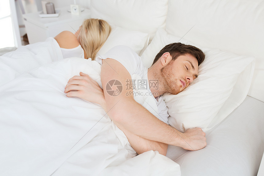 人关系困难冲突家庭观念夫妇回家里睡觉高清图片下载 正版图片300588253 摄图网