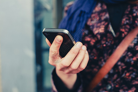 女人看手机表情图片_女人看手机表情素材图片大全_摄图网