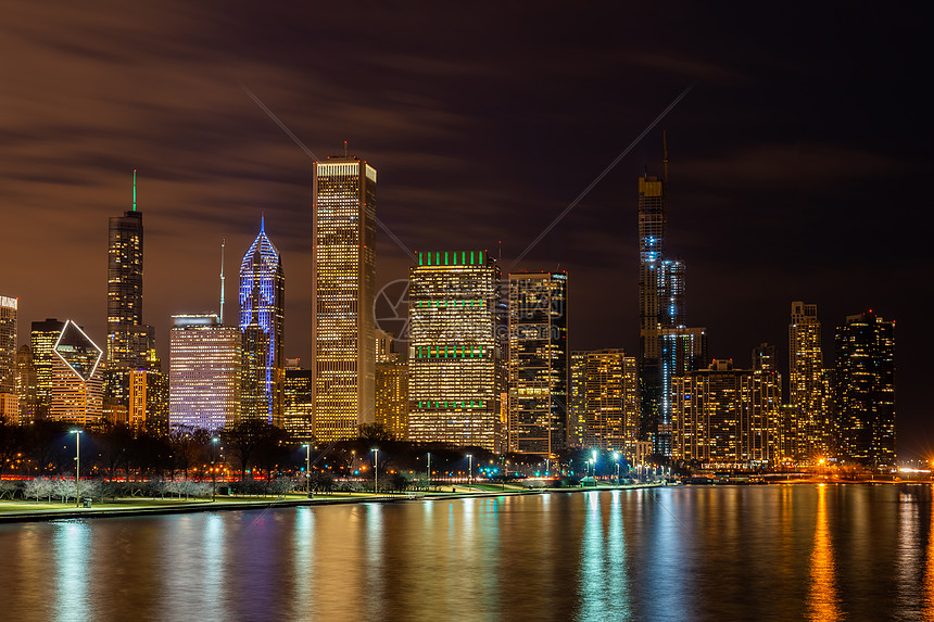 芝加哥市中心城市景观天际线摩天大楼办公楼与密歇根湖日落芝加哥市伊利诺伊州美国高清图片下载-正版图片300886065-摄图网