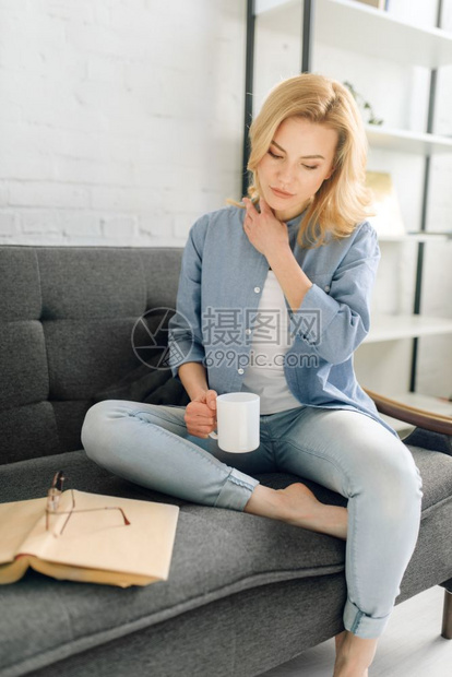 年轻女子在沙发上喝咖啡高清图片下载 正版图片302597252 摄图网