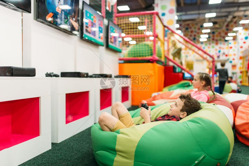 小男孩在儿童娱乐中心玩得开很快乐高清图片下载-正版图片302603625-摄图网