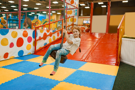 儿童游戏中心兴奋的孩子在室内游乐场玩高清图片下载-正版图片302596533-摄图网