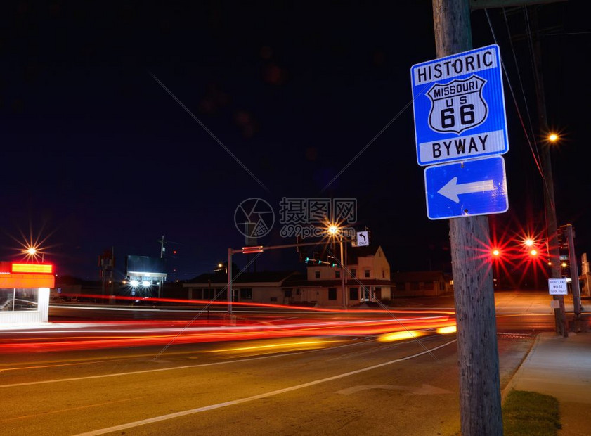 古老的misour路6蓝色标志晚上高清图片下载-正版图片303343642-摄图网