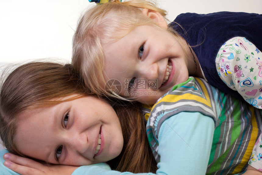 两个快乐的小姐妹高清图片下载-正版图片303490158-摄图网
