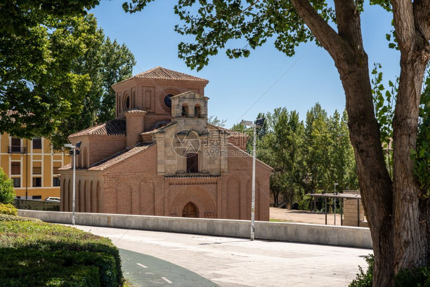 在西班牙萨拉曼卡的西班牙城市salmnc简单的圣地亚哥教堂salmncSpin高清图片下载-正版图片303565005-摄图网