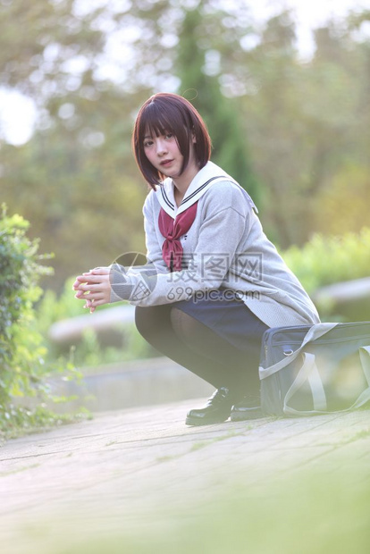 与乡村公园的日本女学生肖像高清图片下载 正版图片303578864 摄图网
