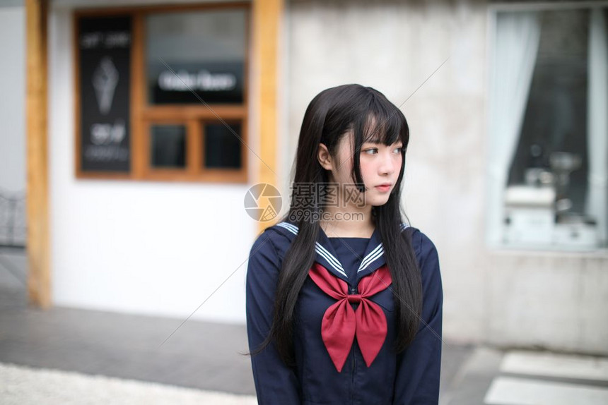 在市中心冰淇淋店的日本女学生肖像高清图片下载 正版图片303579152 摄图网