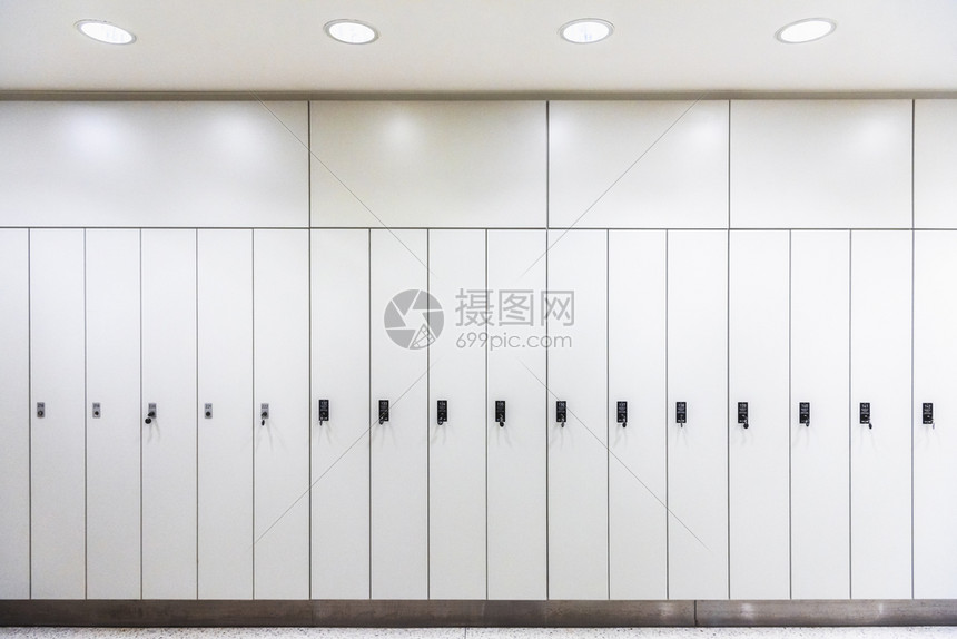 白金属衣柜帽间和白色储物柜回到学校环境更衣室内部高清图片下载-正版图片303592972-摄图网