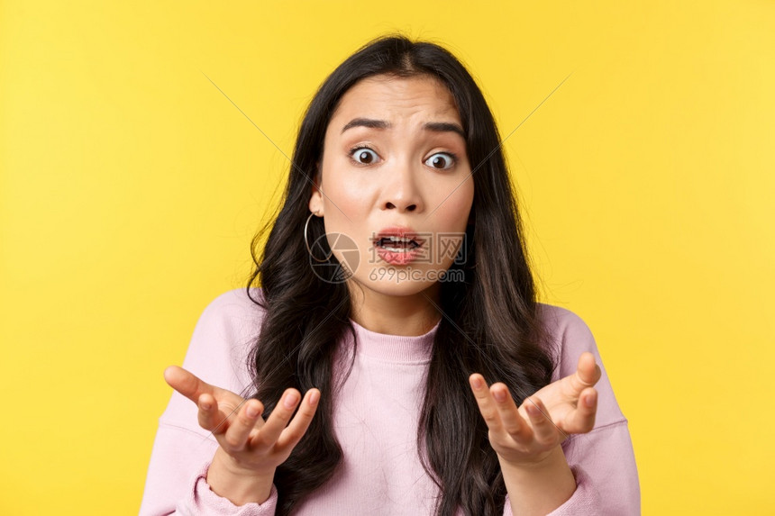 人们的情绪生活方式闲暇和美貌概念焦虑和困惑的年轻女孩无法理解什么是错的摇摆用焦虑的面孔黄色背景来问题人们的情绪休闲和美貌概念焦虑高清图片下载 ...