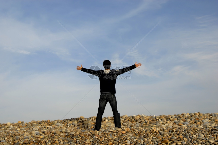 男人在海滩上张开双臂高清图片下载-正版图片303810717-摄图网