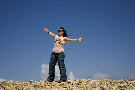 女人张开双臂背景_女人张开双臂摄影图片_女人张开双臂壁纸_摄图网