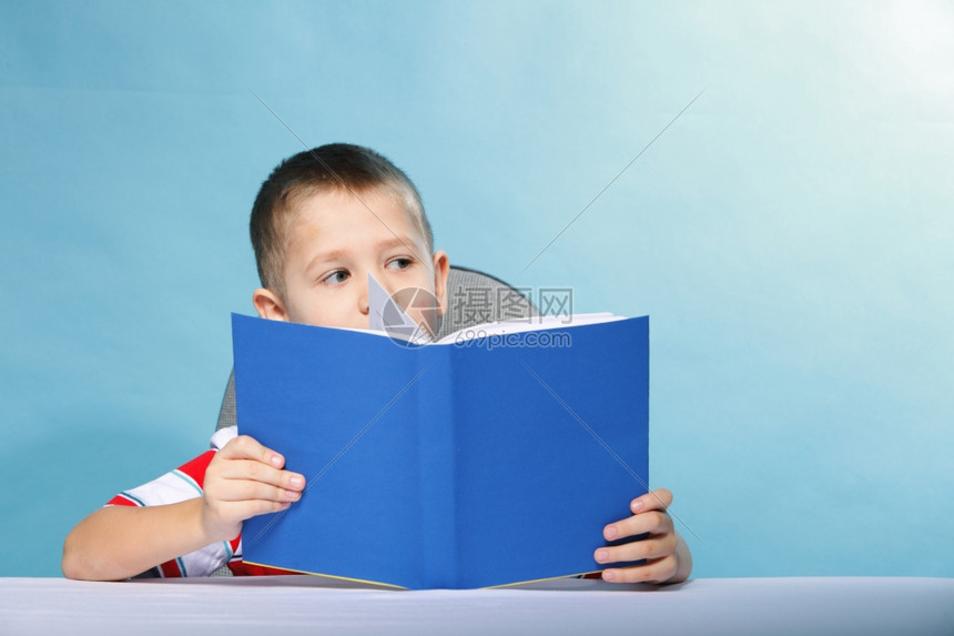男孩在看书高清图片下载-正版图片303934030-摄图网