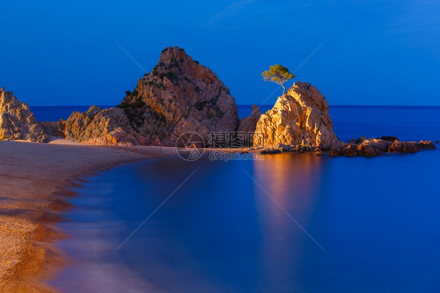 夜海在西班牙加泰罗尼亚州科斯塔布拉瓦岛GranPlatja海滩和托萨德马岛TossadeMar的BadiaTossa湾的浅地岩石高清图片下载 ...