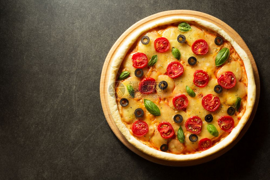 黑桌背景的意大利比萨高清图片下载-正版图片304301953-摄图网