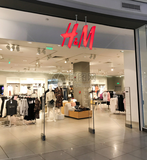 保加利亚布尔斯2018年3月9日MallGalleriaBurgas的HM商店HM是一家瑞典多国服装零售公司高清图片下载-正版图片 ...