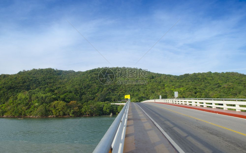 泰国蓝色天空的海上公路桥梁高清图片下载-正版图片304465690-摄图网