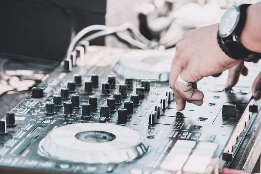 夏天在海滩派对上混杂Dj高清图片下载-正版图片304513661-摄图网