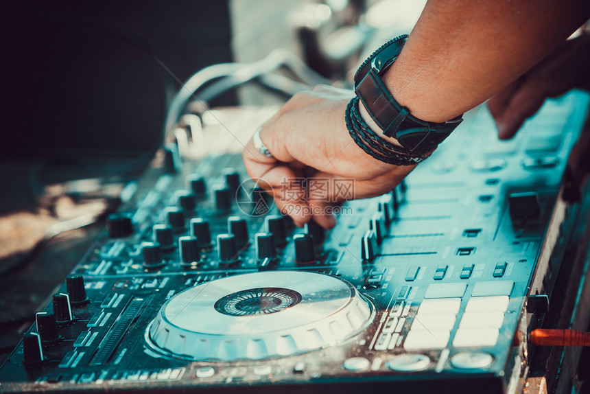 夏天在海滩派对上混杂Dj高清图片下载-正版图片304689333-摄图网