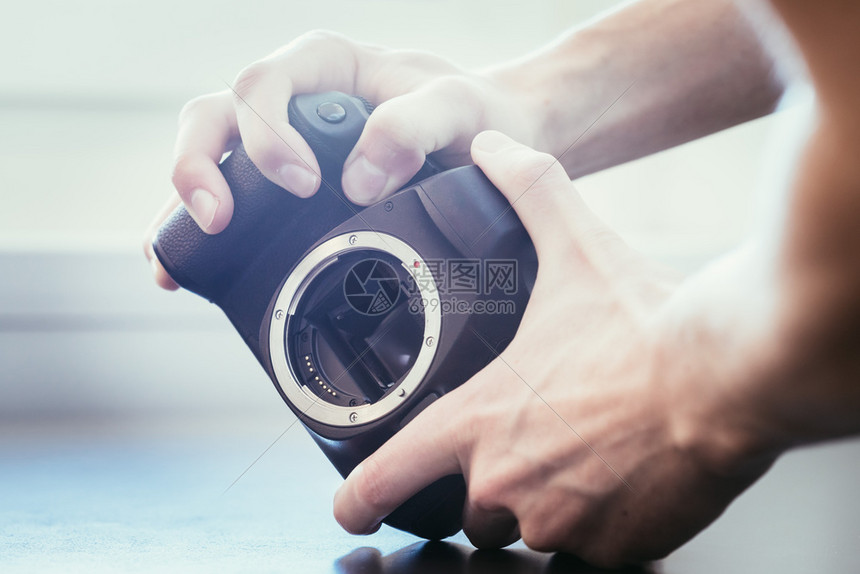 摄影师的手碰着专业反射摄像头开着感应器高清图片下载-正版图片304953676-摄图网