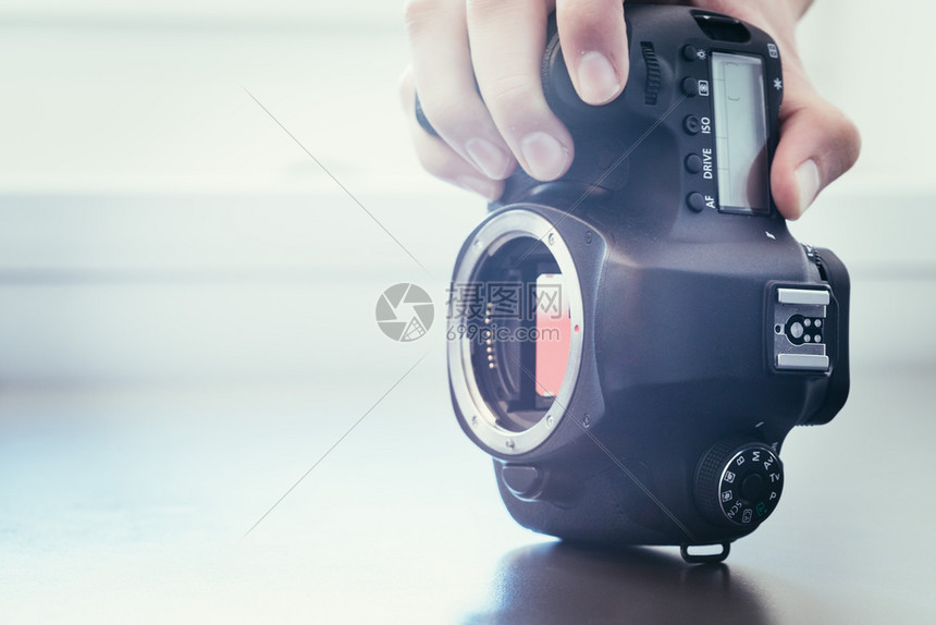 摄影师的手碰着专业反射摄像头开着感应器高清图片下载-正版图片304953686-摄图网