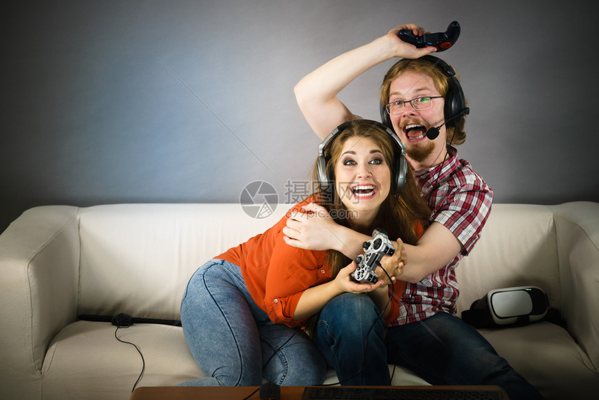 通过一起玩电子游戏享受闲暇时间的情侣男人和女通过游戏情绪化高清图片下载-正版图片305186927-摄图网