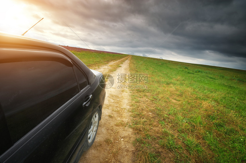 行驶在草原小路上的黑色汽车高清图片下载-正版图片305280525-摄图网