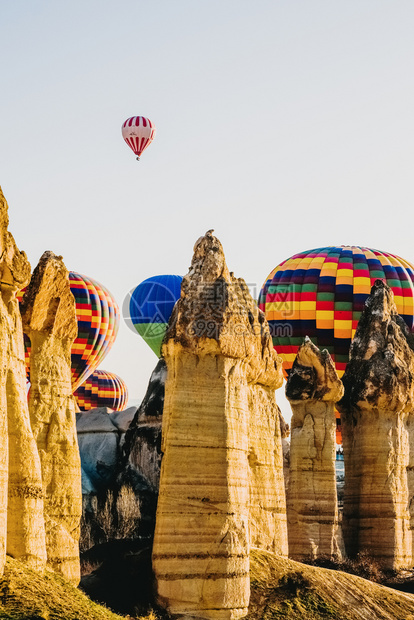 土耳其伊斯坦布尔201年4月8日多色热气球详细内容标语为土耳其飞越卡帕多西亚上空高清图片下载-正版图片305309199-摄图网