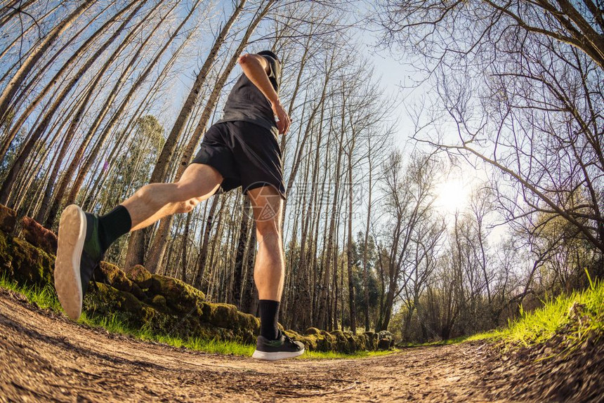 男子在道路上奔跑高清图片下载-正版图片306836549-摄图网