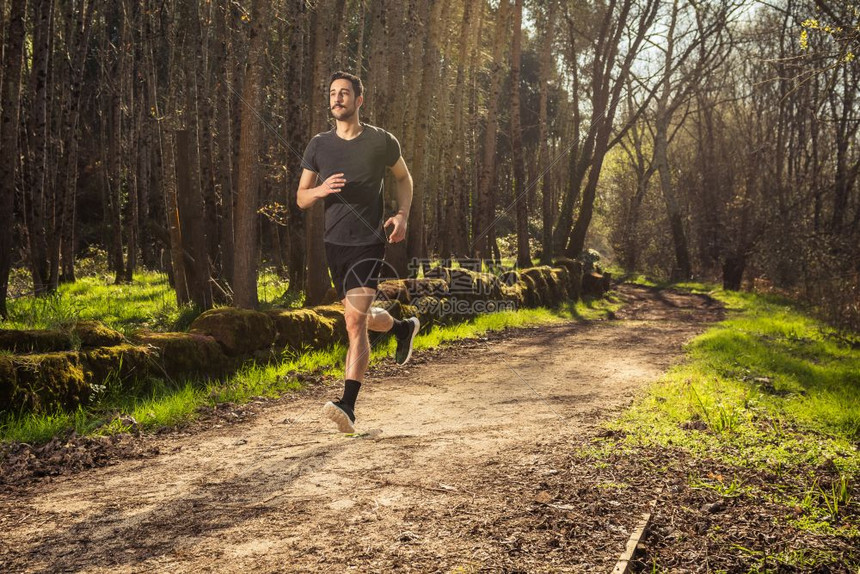 男子在道路上奔跑高清图片下载-正版图片306836550-摄图网