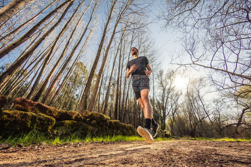 男子在道路上奔跑高清图片下载-正版图片306836551-摄图网