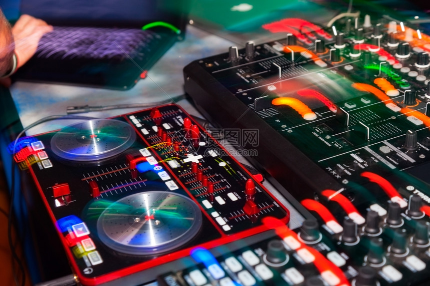 DJ站在夜总会的光辉中高清图片下载-正版图片306843578-摄图网