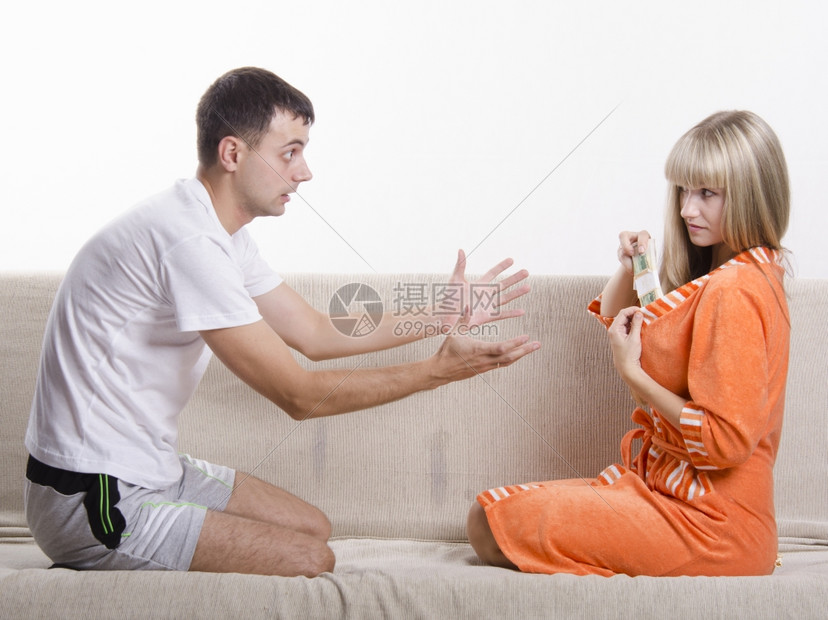 坐在沙发上相对的年轻夫妇妻子躲在她丈夫的帐单浴袍丈夫的面前把她手伸向恳求给他钱高清图片下载 正版图片306855484 摄图网