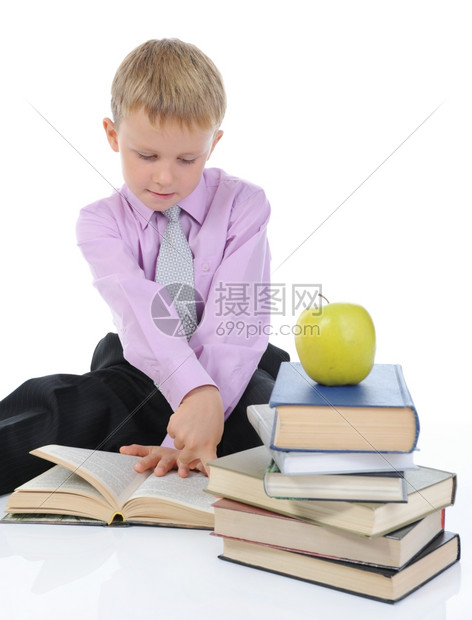 男孩在看书孤立的白人背景高清图片下载-正版图片306954017-摄图网